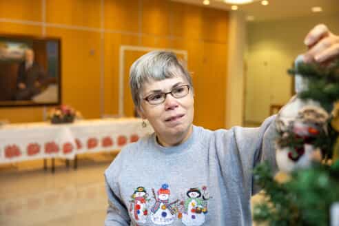 Loved Ones of North Oaks Hospice Patients Decorate Memory Tree